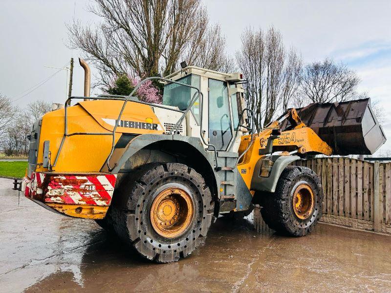 LIEBHERR 554 4WD LOADING SHOVEL C/W AC CABIN & BUCKET *VIDEO*