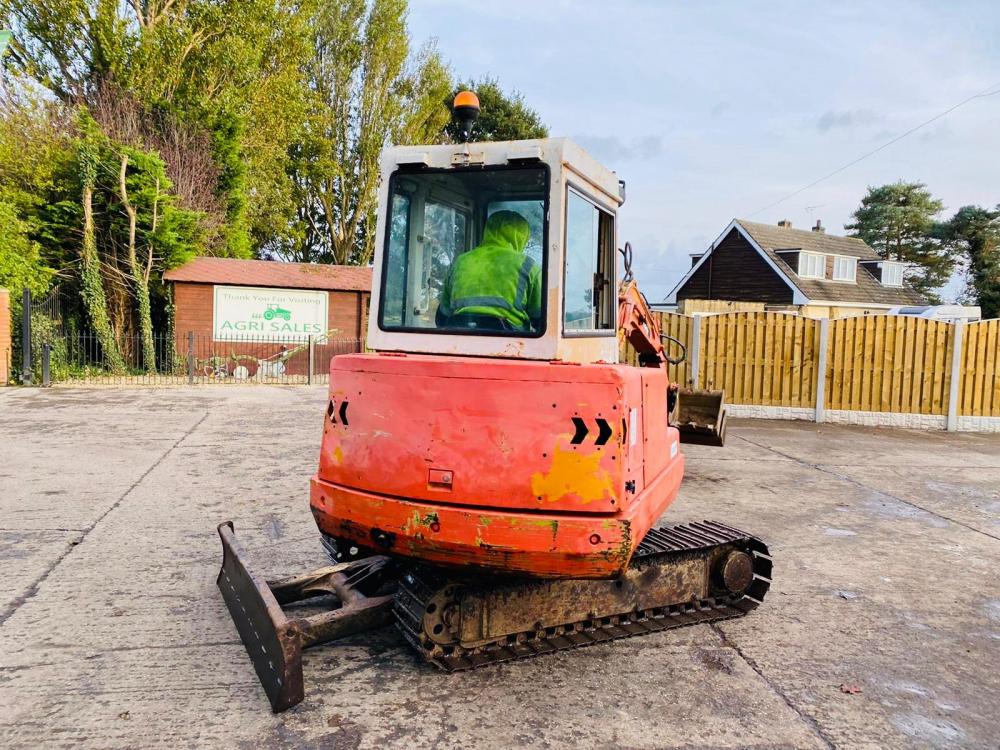 HANIX 3 TON MINI EXCAVATOR C/W 3 X BUCKETS