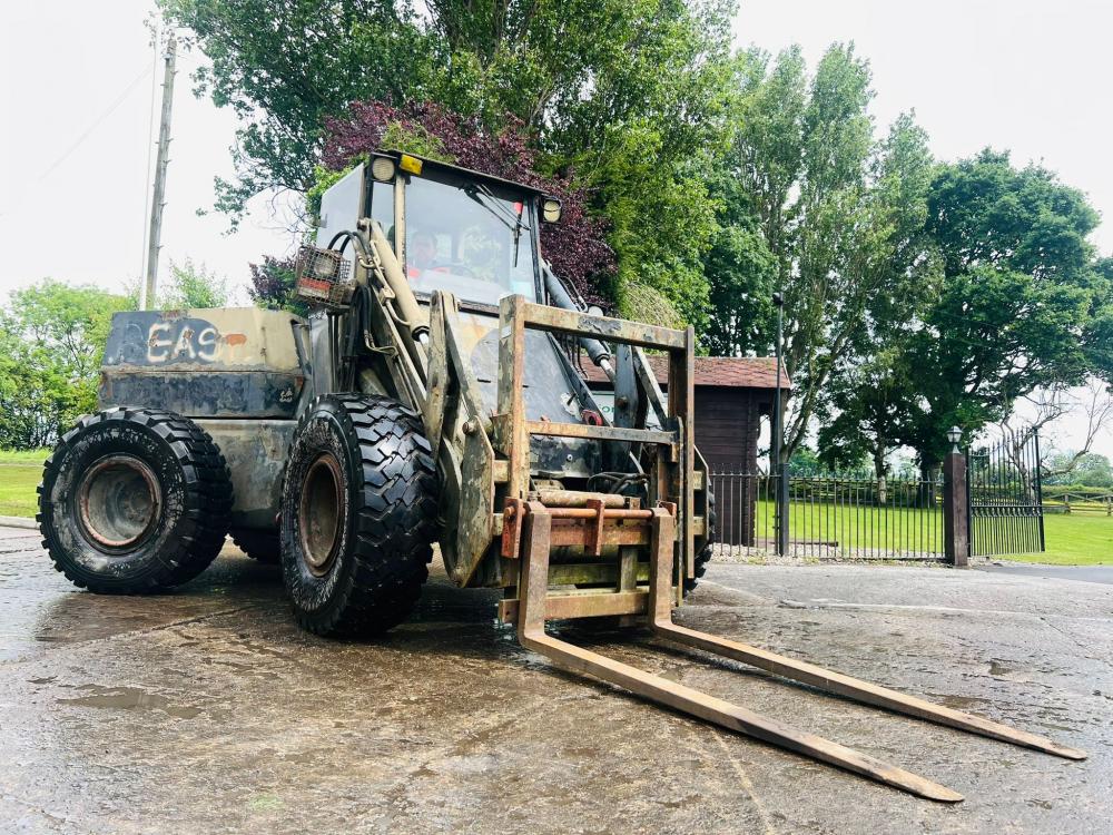 JCB 410M 4WD LOADING SHOVEL * EX - MOD * C/W PALLET TINES
