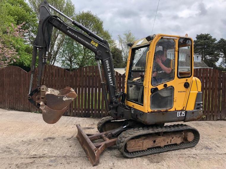 VOLVO EC25 / 281 EXCAVATOR ( YEAR 2003 )( PLEASE SEE VIDEO )