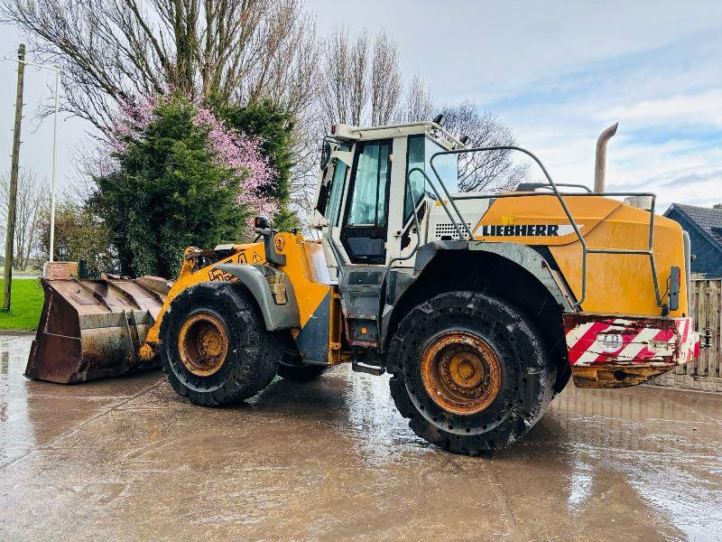 LIEBHERR 554 4WD LOADING SHOVEL C/W AC CABIN & BUCKET *VIDEO*
