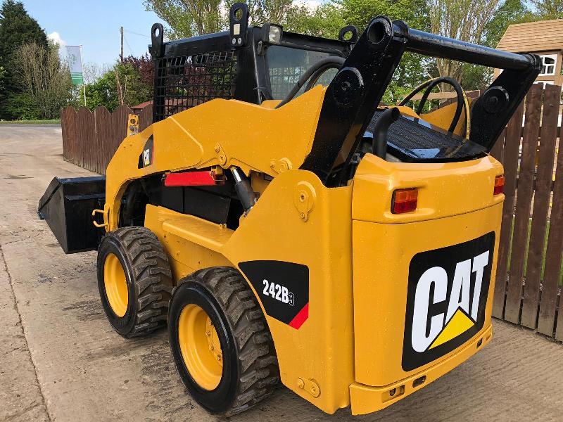 CAT 242B3 HIGH LIFT SKIDSTEER ** ONLY 2285 HOURS ** ( YEAR 2012 ...
