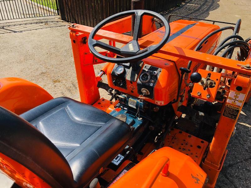 KUBOTA B8200HST 4WD TRACTOR C/W REAR BACK ACTOR & LOADER