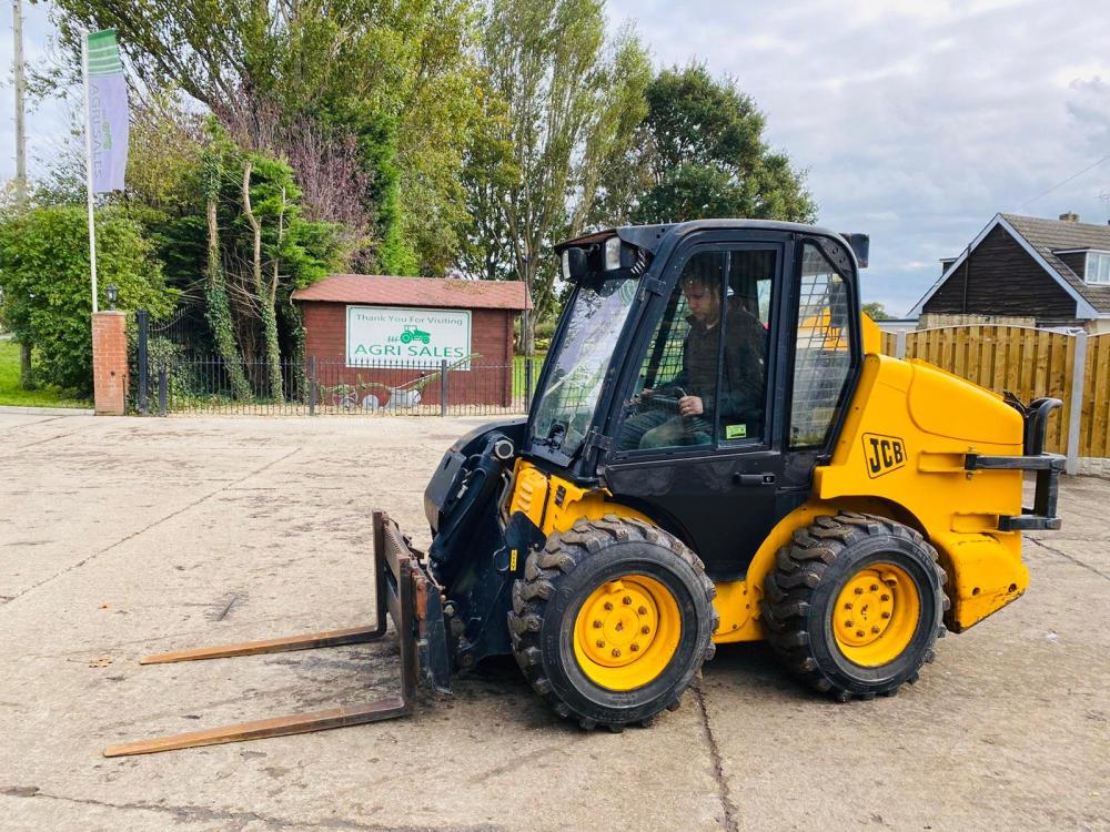 JCB ROBOT 1110 SKIDSTEER C/W FULLY GLAZED CABIN & PALLET TINES