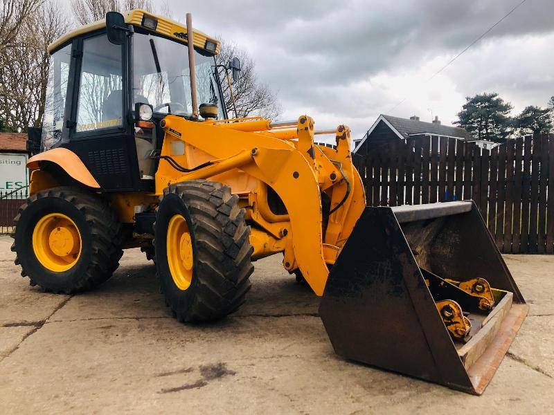 JCB 2CX FARM MASTER C/W PICK UP HITCH,BUCKET & PALLET FORKS * ONLY 4382 ...