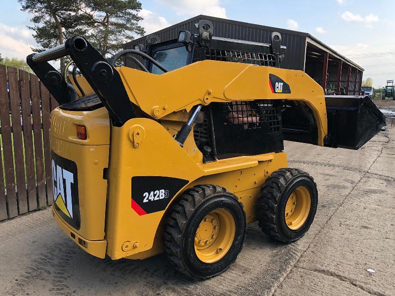 CAT 242B3 HIGH LIFT SKIDSTEER ** ONLY 2285 HOURS ** ( YEAR 2012 ...