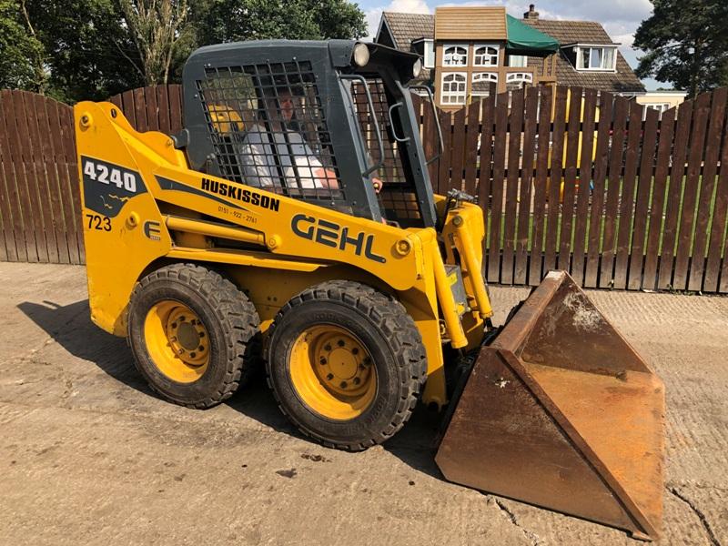 GEHL 4240 SKIDSTEER ( YEAR 2011 ) * ONLY 791 HOURS
