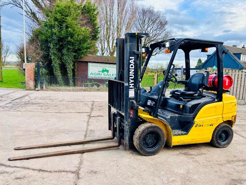 HYUNDAI 25L-9A CONTAINER SPEC FORKLIFT *YEAR 2017, 4463 HOURS* C/W LONG ...