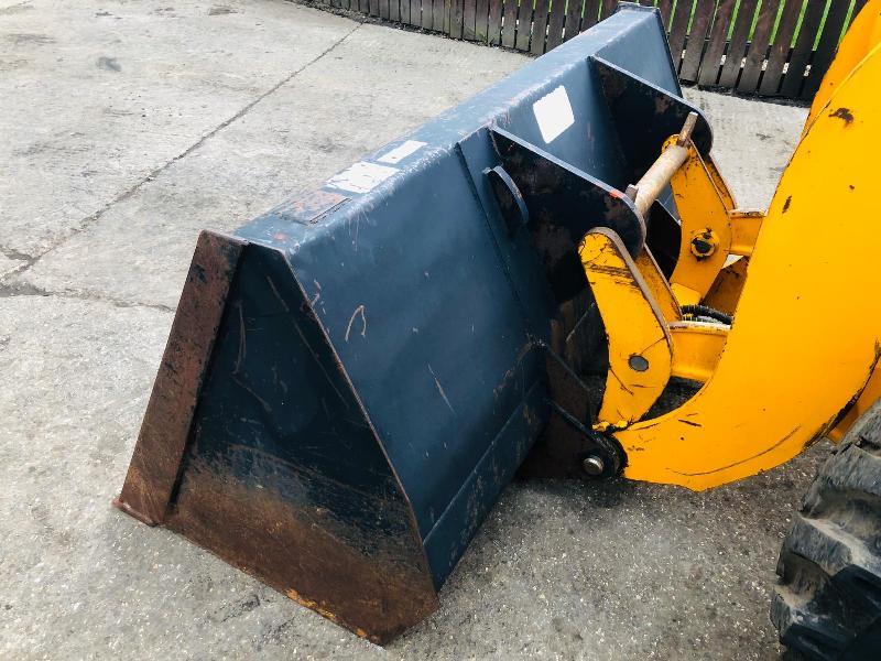 JCB 2CX FARM MASTER C/W PICK UP HITCH,BUCKET & PALLET FORKS * ONLY 4382 ...