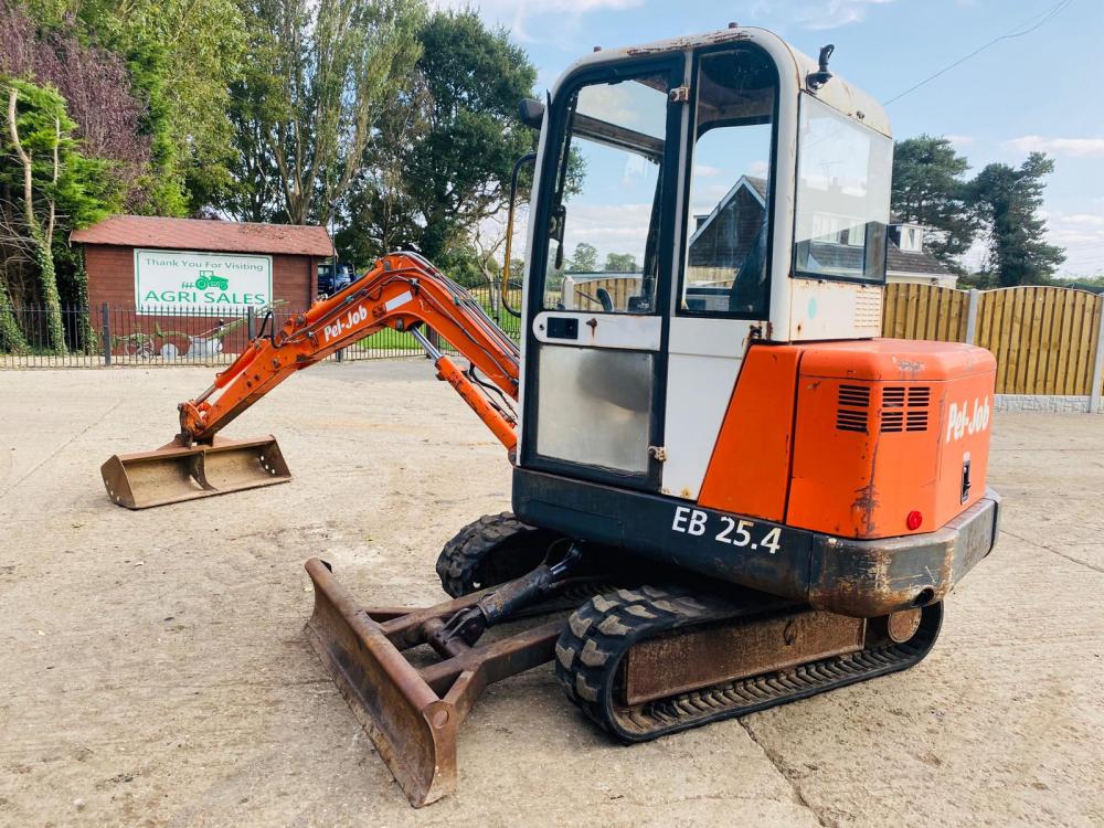 PEL-JOB 250 TRACKED EXCAVATOR C/W BUCKET