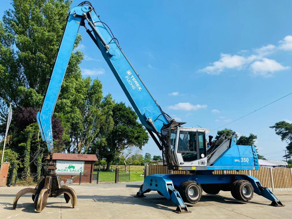 FUCHS MHL350 HIGH RISE CABIN SCRAP HANDLER *YEAR 2009* C/W 5 TINE GRAB ...