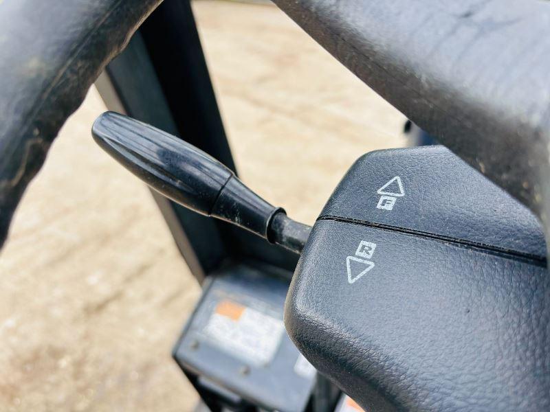 DOOSAN D33S DIESEL FORKLIFT C/W PALLET TINES & SIDE SHIFT