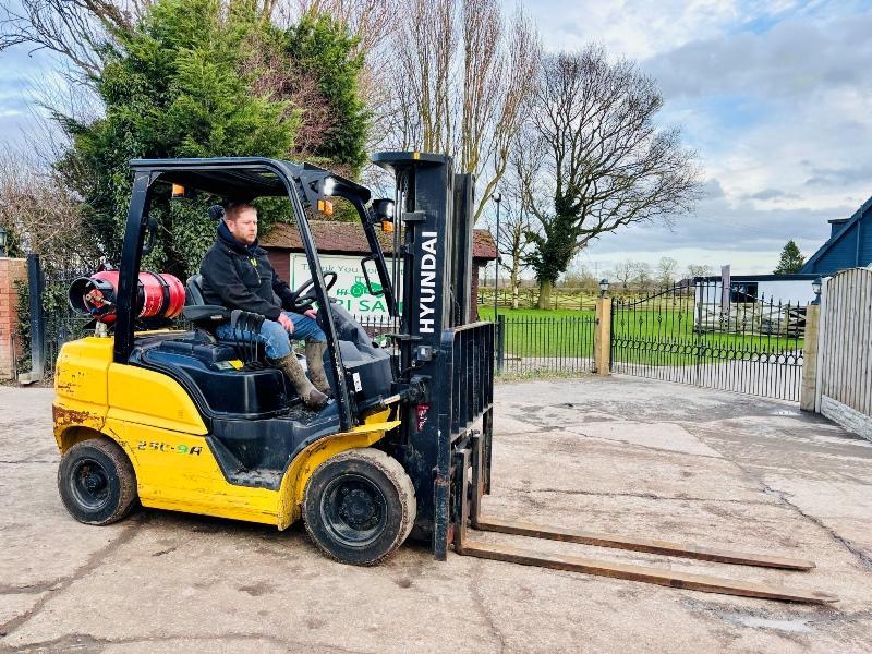 HYUNDAI 25L-9A CONTAINER SPEC FORKLIFT *YEAR 2017, 4463 HOURS* C/W LONG ...