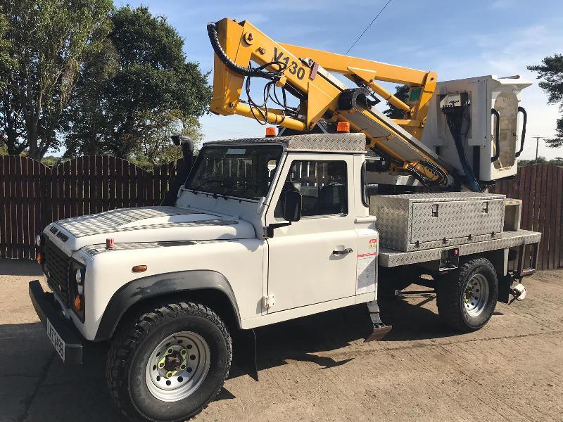 LAND ROVER DEFENDER C/W MAN LIFT & 4 X SUPPORT LEGS