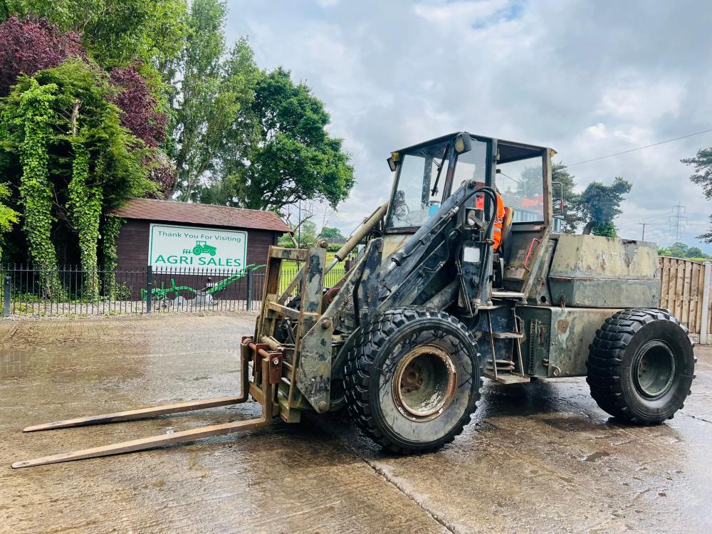 JCB 410M 4WD LOADING SHOVEL * EX - MOD * C/W PALLET TINES
