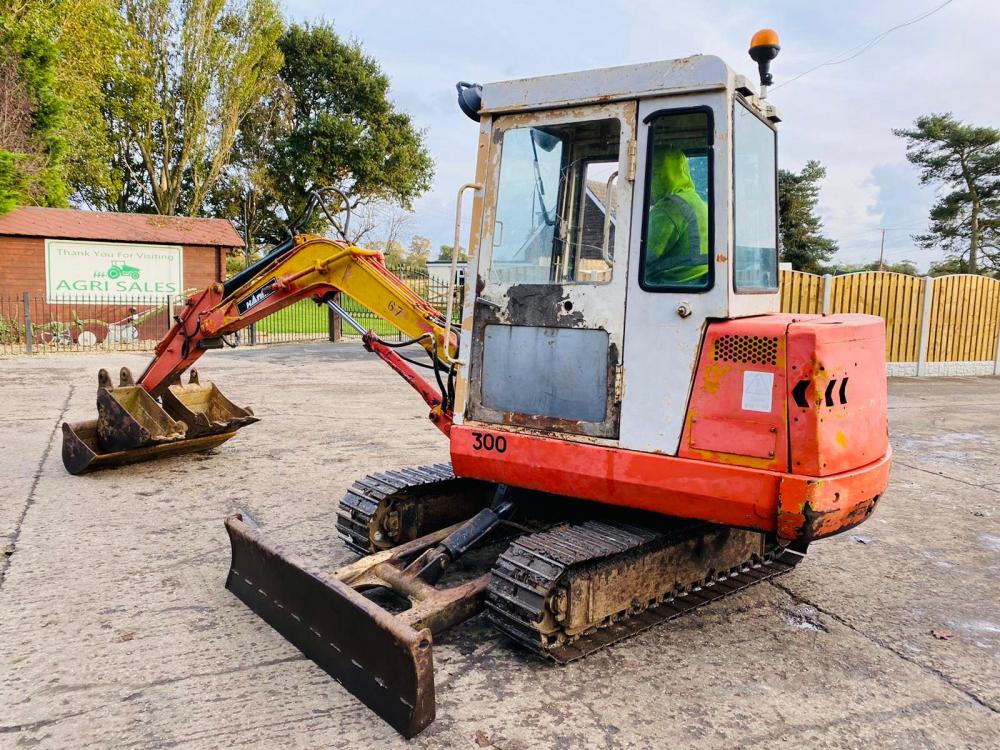 HANIX 3 TON MINI EXCAVATOR C/W 3 X BUCKETS