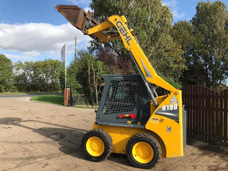GEHL R190 SKID STEER ( YEAR 2014 ) ** ONLY 880 HOURS