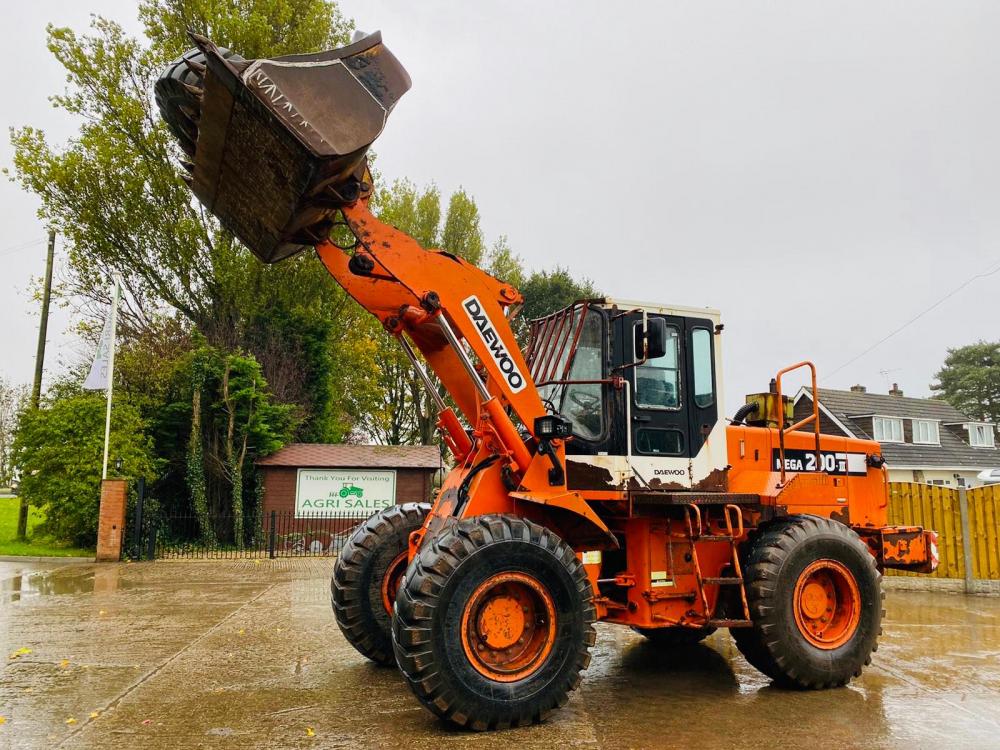 DAEWOO MEGA 200 4WD LOADING SHOVEL C/W BUCKET
