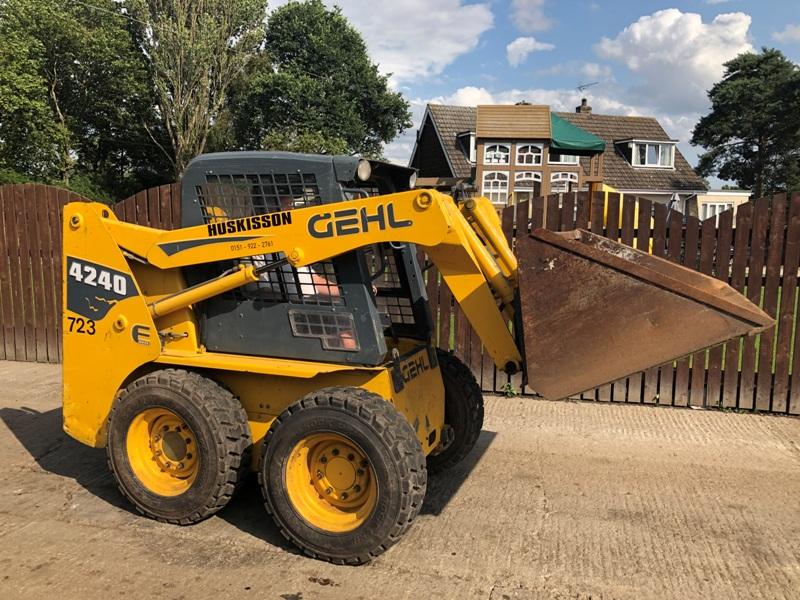 GEHL 4240 SKIDSTEER ( YEAR 2011 ) * ONLY 791 HOURS
