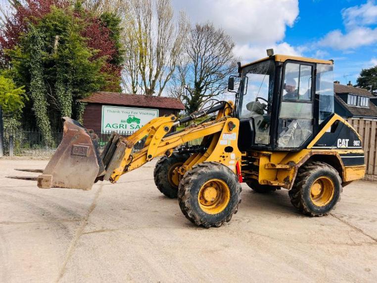 CATERPILLAR 902 4WD LOADING SHOVEL C/W BUCKET AND TINES *VIDEO*