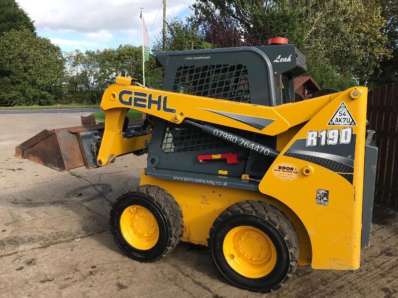 GEHL R190 SKID STEER ( YEAR 2014 ) ** ONLY 880 HOURS