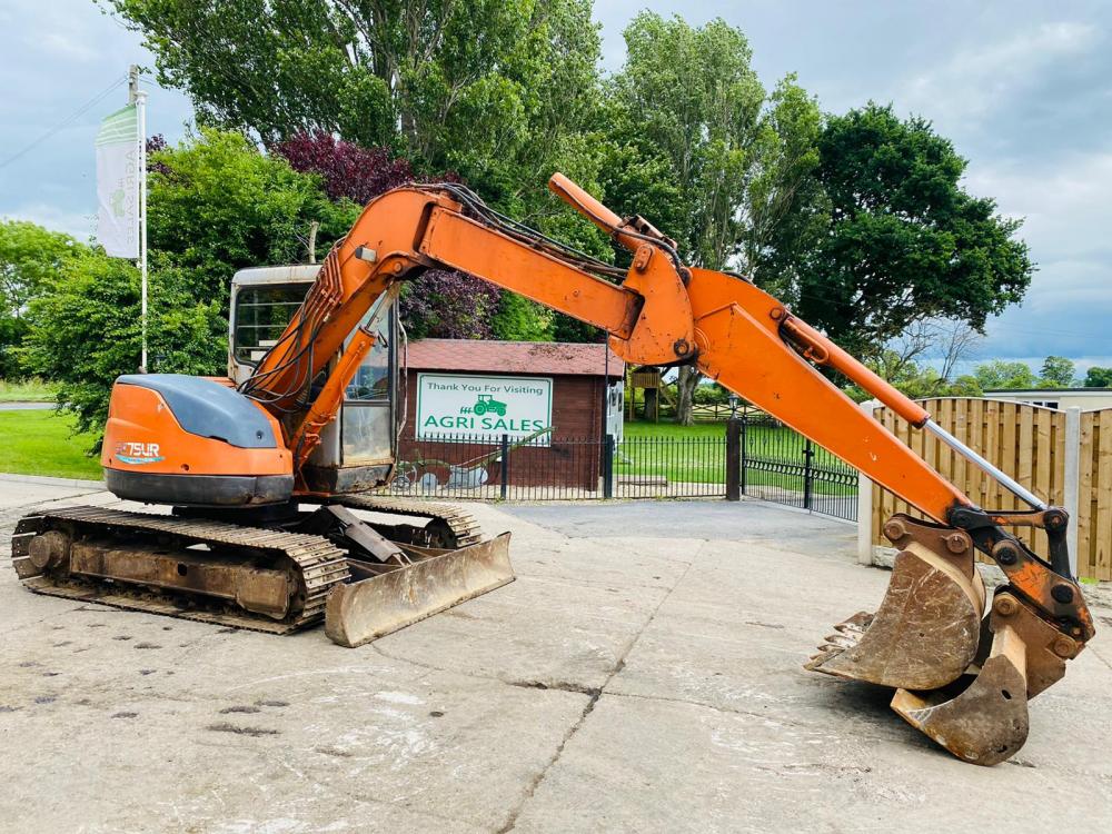 HITACHI EX75UR TRACKED EXCAVATOR *ONLY 7200 HOURS* C/W QUICK HITCH & 2 ...