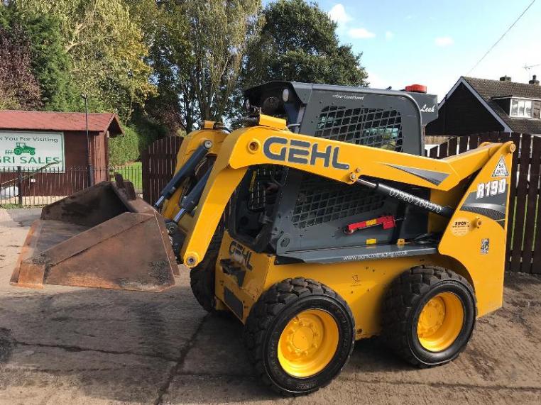 GEHL R190 SKID STEER ( YEAR 2014 ) ** ONLY 880 HOURS