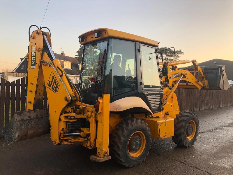 JCB 2CX STREET MASTER BACKHOE DIGGER ( YEAR 2008 ) C/W REAR EXTENDING DIG