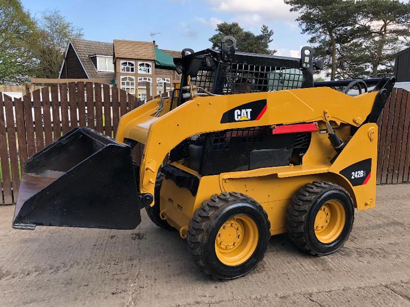 CAT 242B3 HIGH LIFT SKIDSTEER ** ONLY 2285 HOURS ** ( YEAR 2012 ...