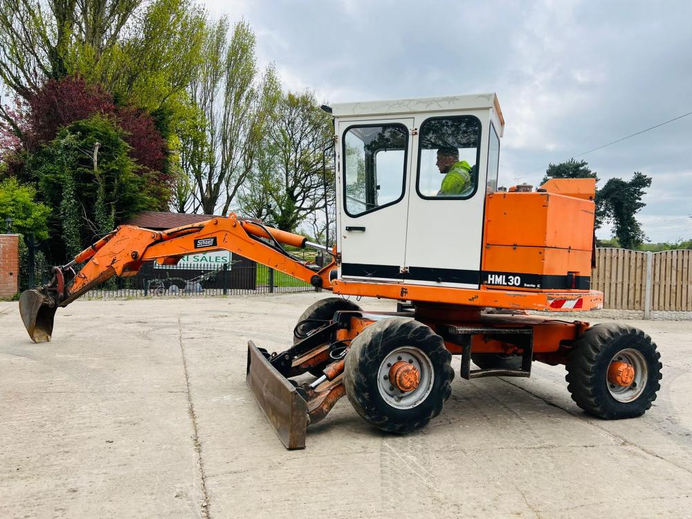 SCHAEFF HML30 4WD WHEELED EXCAVATOR C/W FRONT BLADE