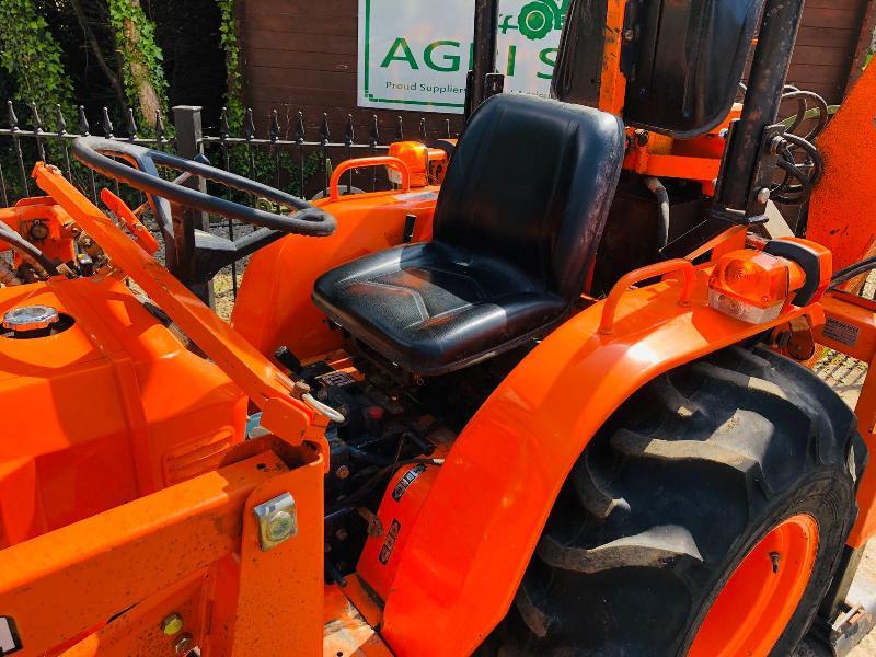 KUBOTA B8200HST 4WD TRACTOR C/W REAR BACK ACTOR & LOADER
