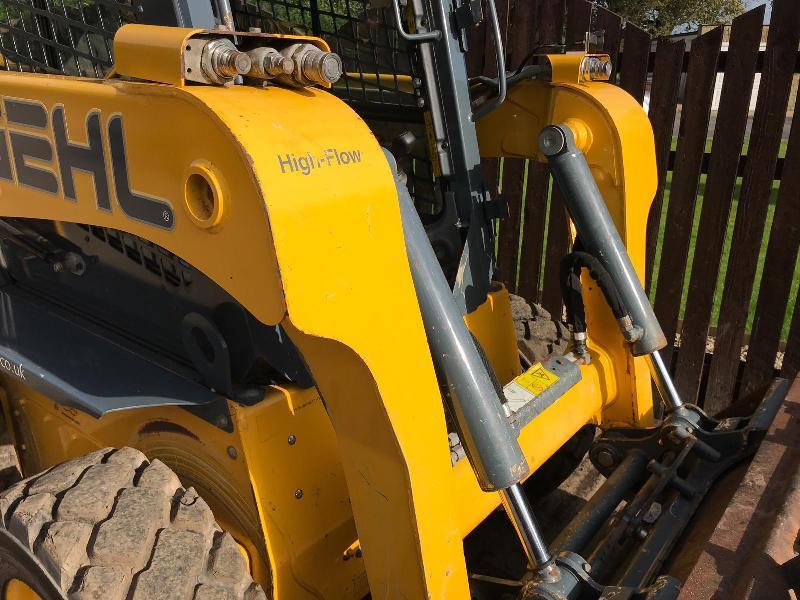 GEHL R190 SKID STEER ( YEAR 2014 ) ** ONLY 880 HOURS