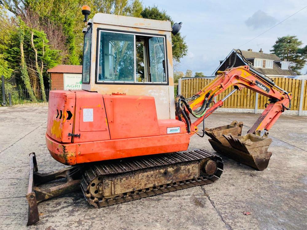 HANIX 3 TON MINI EXCAVATOR C/W 3 X BUCKETS