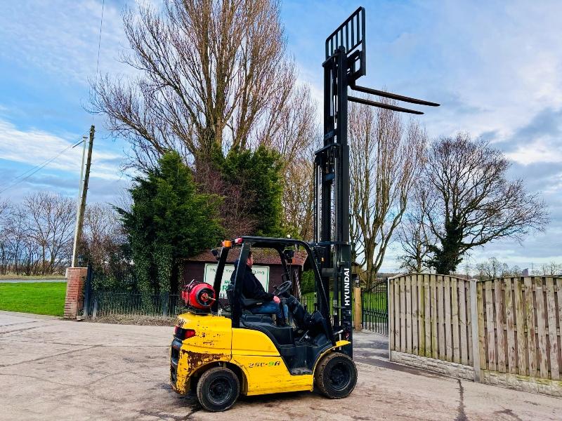 HYUNDAI 25L-9A CONTAINER SPEC FORKLIFT *YEAR 2017, 4463 HOURS* C/W LONG ...