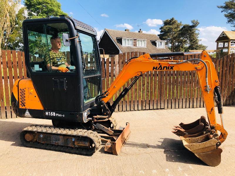 HANIX H15B PLUS - 2 MINI DIGGER * YEAR 2011 * C/W 4 X BUCKETS