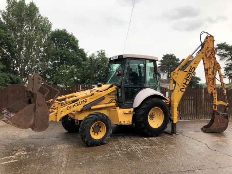 NEW HOLLAND NH95 DIGGER C/W BACK HOE DIGGER