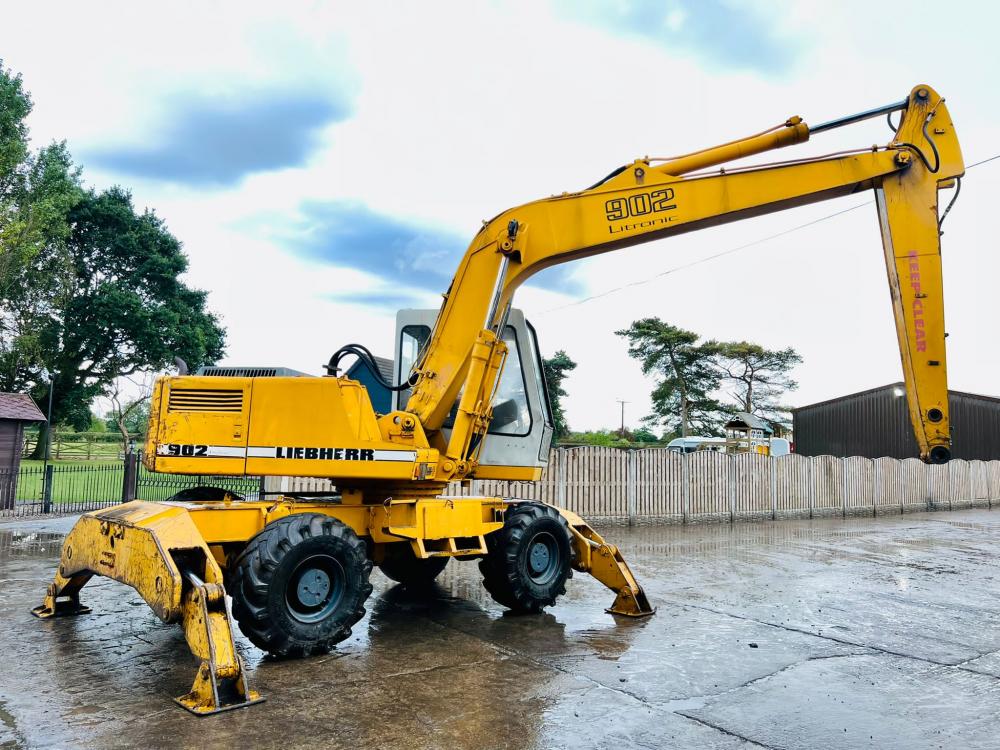 LIEBHERR A902 4WD WHEELED EXCAVATOR C/W 4 X HYDRAULIC SUPPORT LEGS
