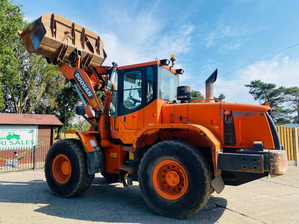 DOOSAN DL200 LOADING SHOVEL * YEAR 2011 * C/W REVERSE CAMERA *SEE VIDEO*