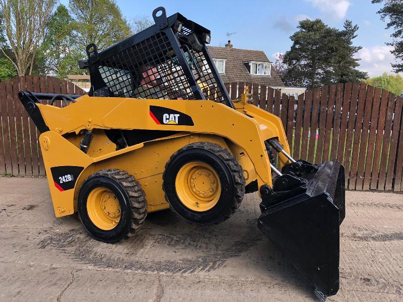 CAT 242B3 HIGH LIFT SKIDSTEER ** ONLY 2285 HOURS ** ( YEAR 2012 ...