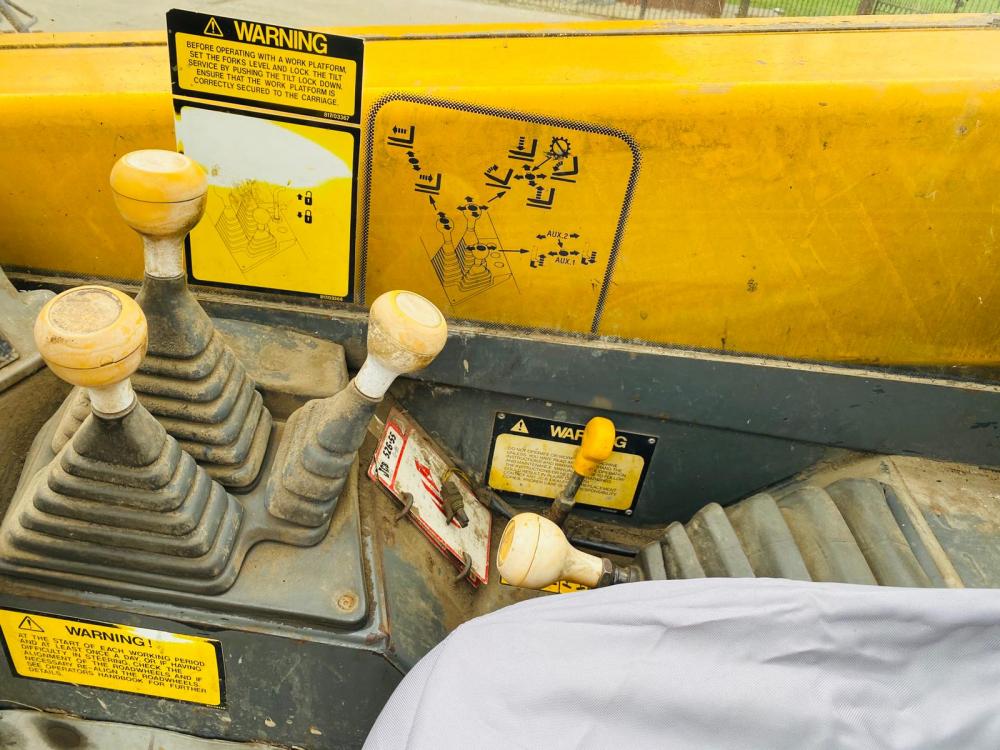 JCB 526 FARM SPECIAL TELEHANDLER C/W JCB TOOL CARRIER HEAD STOCK & PUH