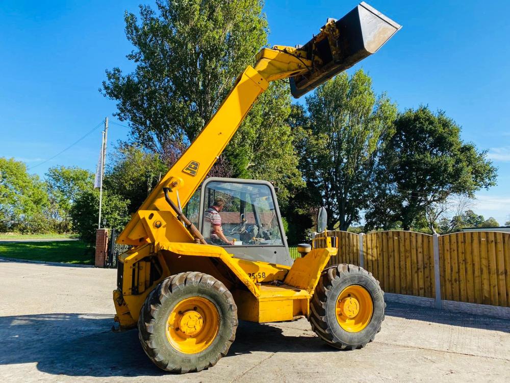 JCB 525-58 TELEHANDLER * AG-SPEC * C/W BUCKET & TINES