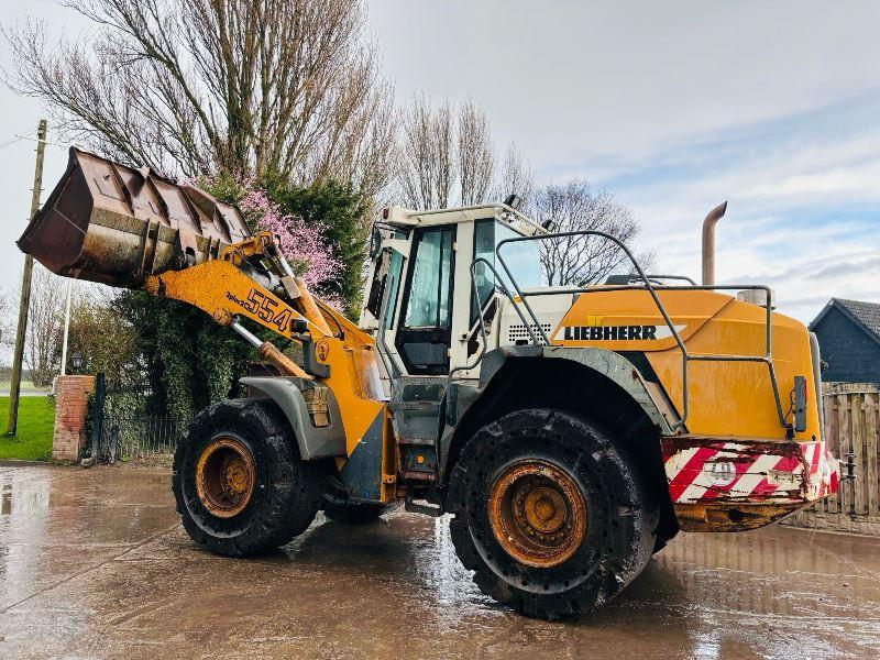 LIEBHERR 554 4WD LOADING SHOVEL C/W AC CABIN & BUCKET *VIDEO*