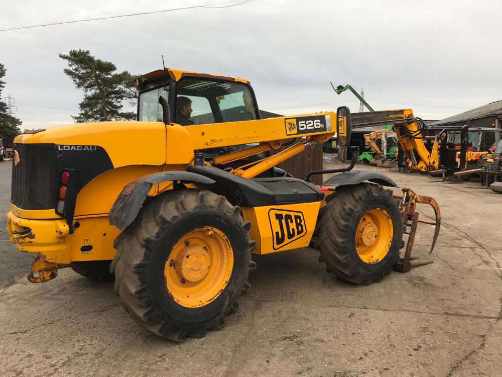 JCB 526S TELEHANDLER ( YEAR 2005 ) C/W PALLET TINES & MUCK GRAB