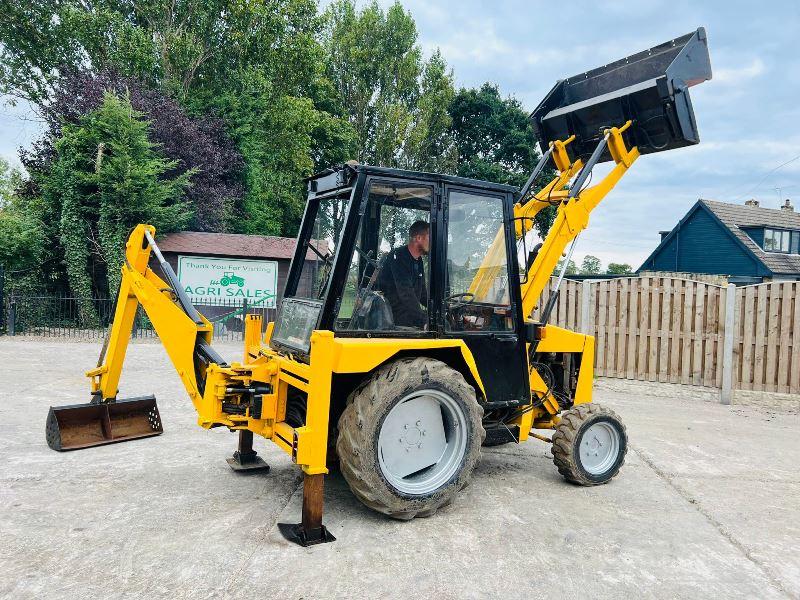 LEWIS BADGER 4WD BACKHOE DIGGER C/W THREE IN ONE BUCKET ( ENGINE SMOKES )