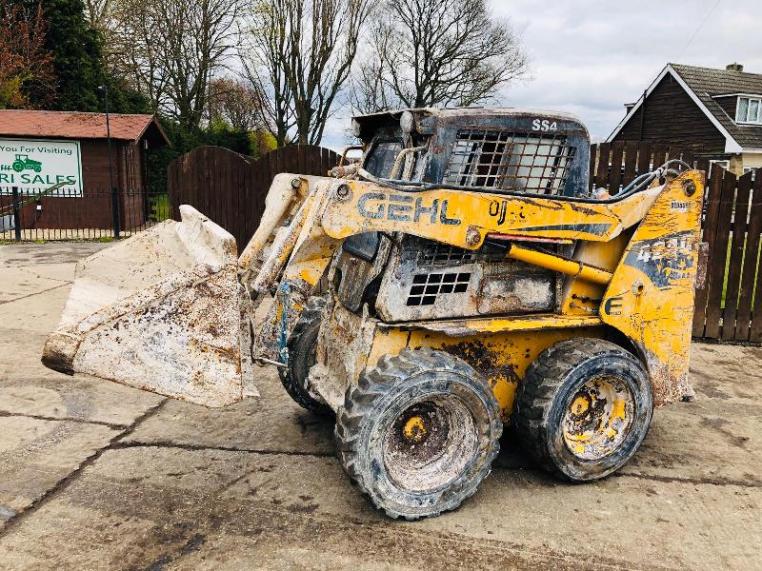 GEHL 4240 SKIDSTEER * YEAR 2006 * C/W BUCKET * PLEASE SEE VIDEO