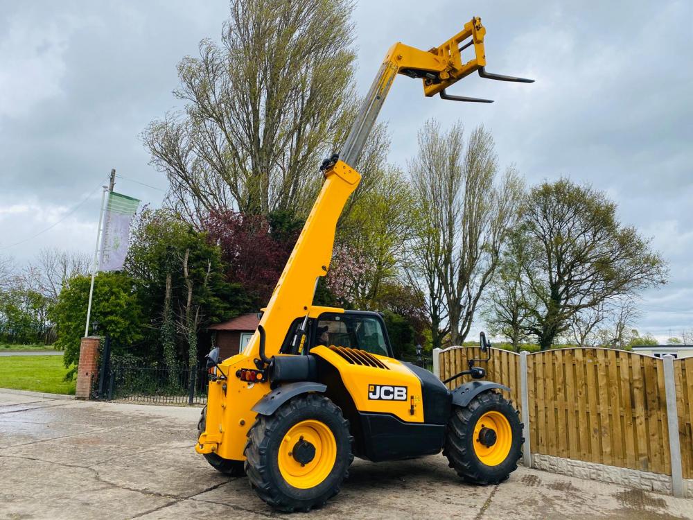 JCB 527-58 AGRI TELEHANDLER *YEAR 2015 , AG SPEC* C/W PICK UP HITCH